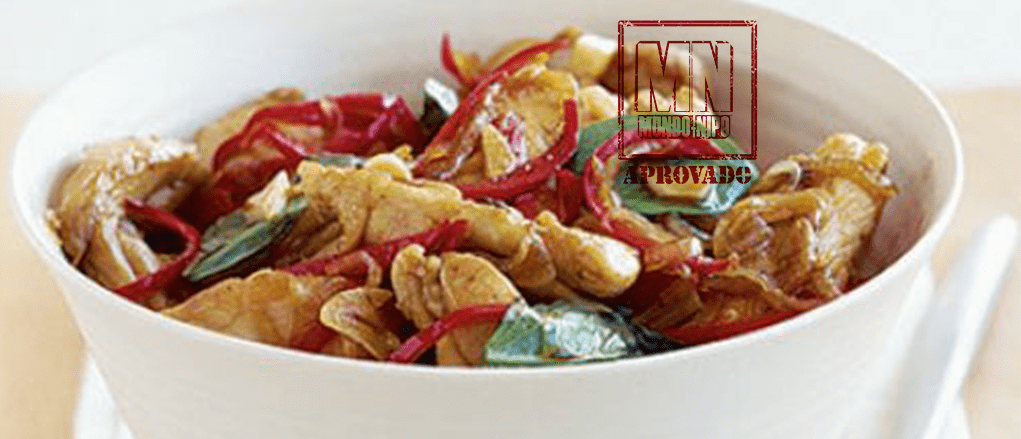 RECEITA: Frango refogado de Ken Hom com pimentões e manjericão